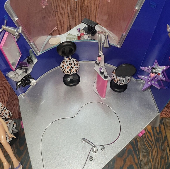 Bratz | Toys | Stylin Salon N Spa Bratz Playset And Doll | Poshmark